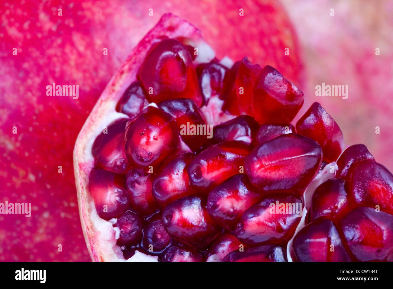broken pomegranate close up Stock Photo - Alamy