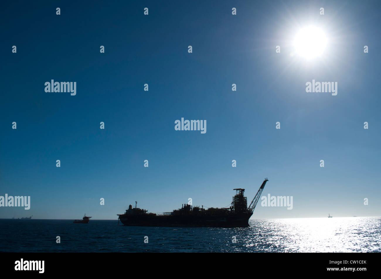 Silhouette offshore fpso oil rig hi-res stock photography and images ...