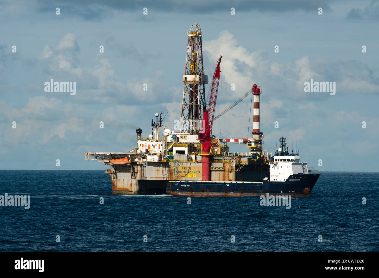 Oil rig and boats hi-res stock photography and images - Alamy