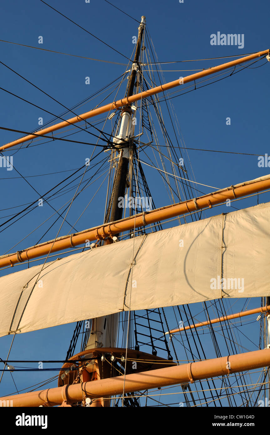 Mast of a Pirate Ship setting off to sea Stock Photo - Alamy