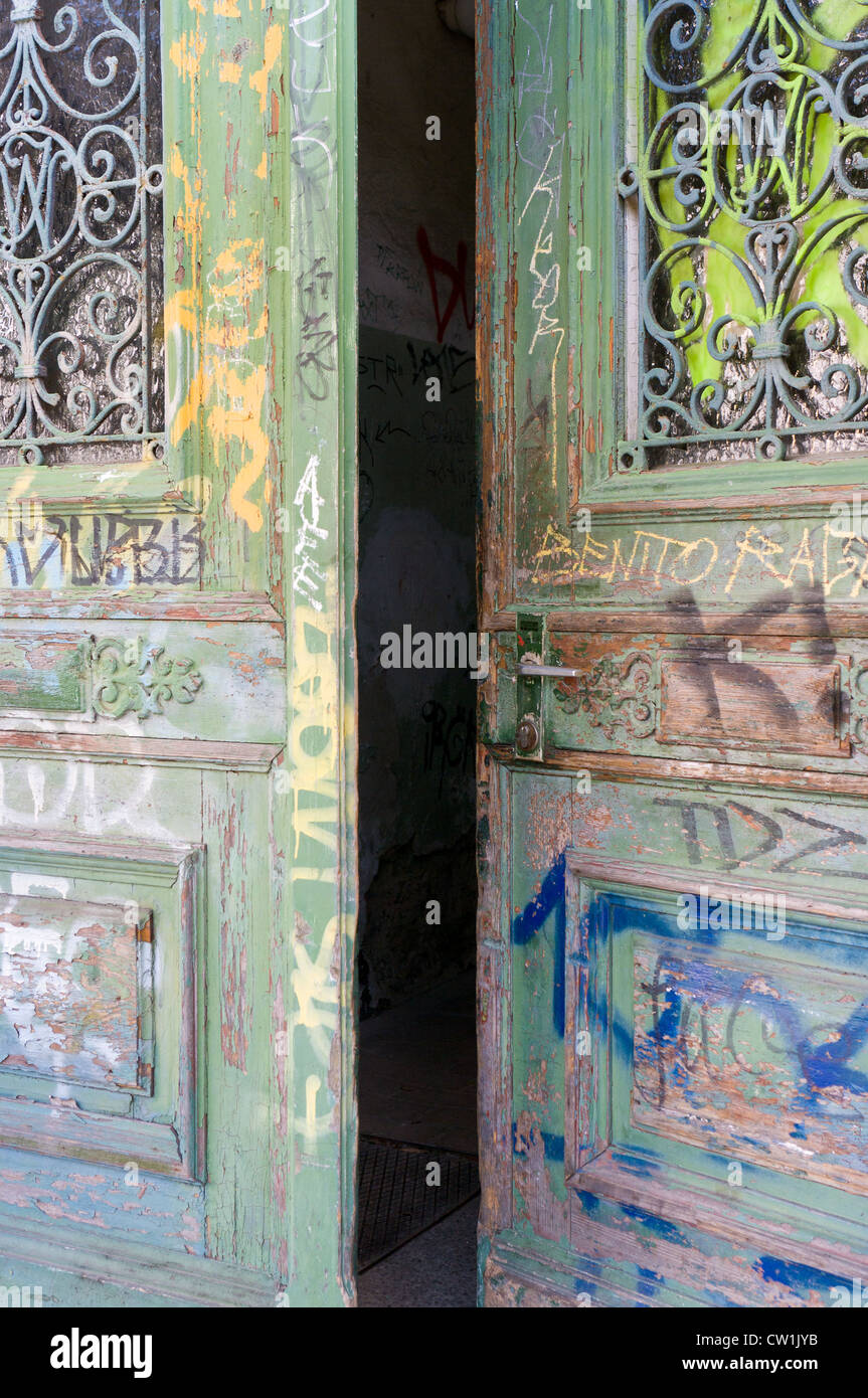 Old open door hi-res stock photography and images - Alamy