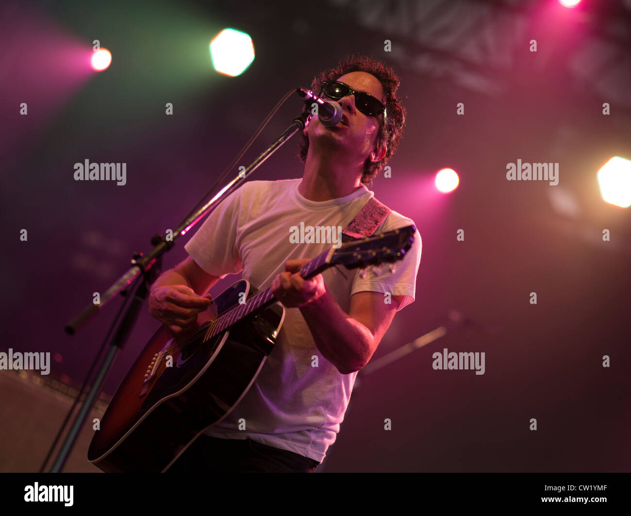 Singer u hi-res stock photography and images - Alamy