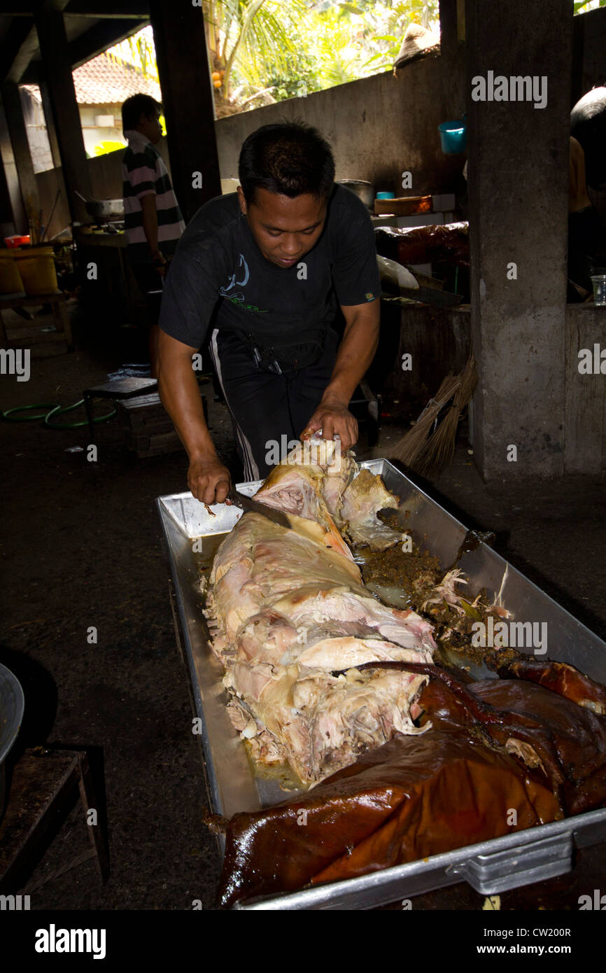Slicing Babi Guling - Balinese roast suckling pig Stock Photo - Alamy Slicing Babi Guling - Balinese roast suckling pig Stock Photo - Alamy