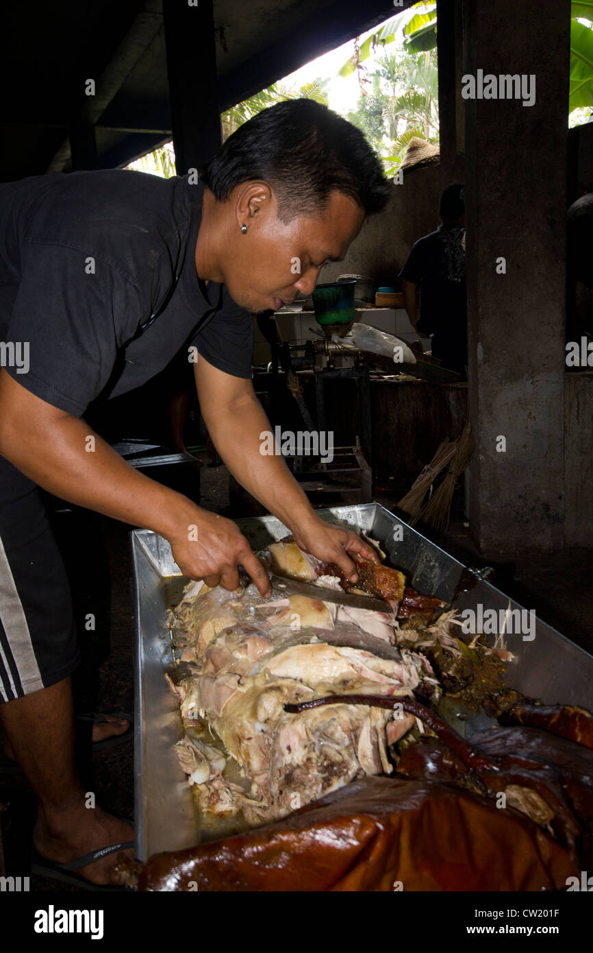 Slicing Babi Guling - Balinese roast suckling pig Stock Photo - Alamy Slicing Babi Guling - Balinese roast suckling pig Stock Photo - Alamy