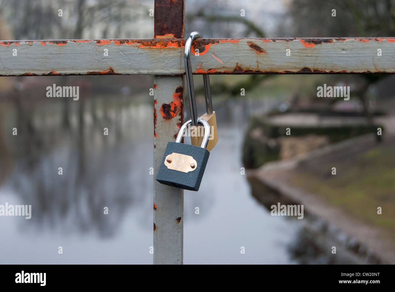 Pad lock bridge hi-res stock photography and images - Alamy
