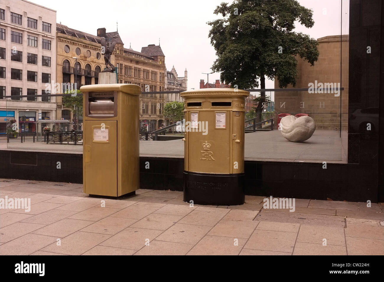 Gold Post Box in The Headrow/Cookridge Street, Leeds located where ...