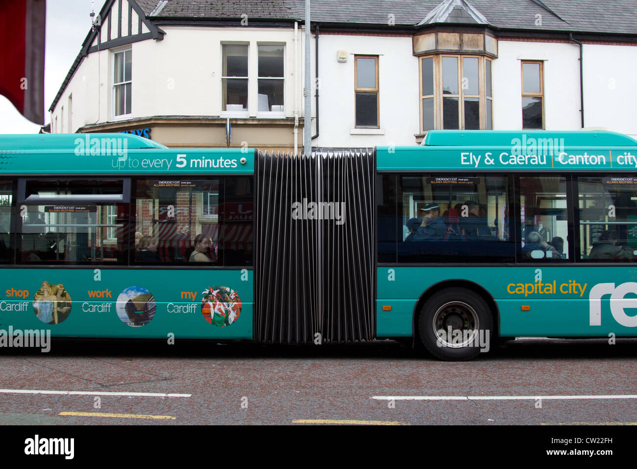 Cardiff bus hi-res stock photography and images - Alamy