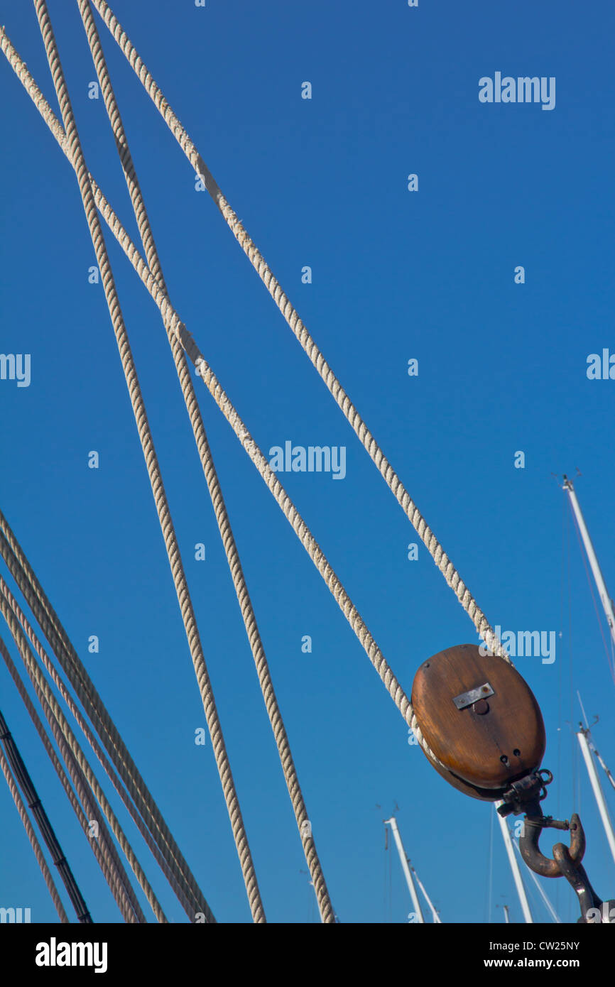 Block and tackle hi-res stock photography and images - Alamy