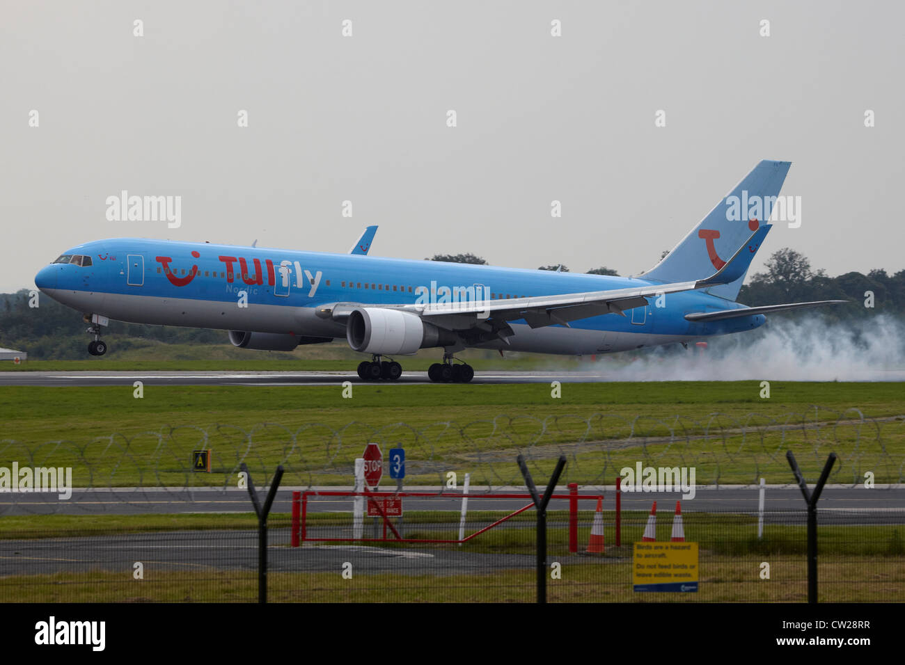 Tui fly boeing 767 landing at Manchester Airport Stock Photo - Alamy