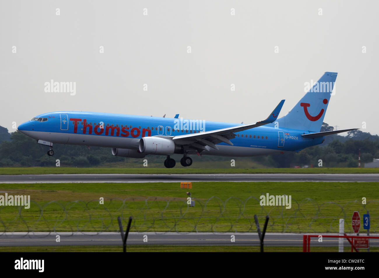 Thomson boeing 737 landing at Manchester Airport Stock Photo - Alamy