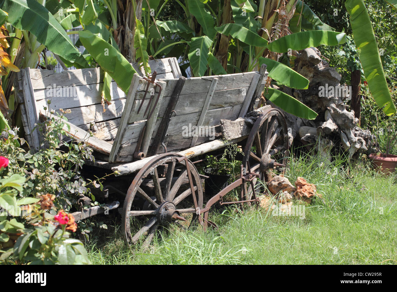 Vintage wooden cart Stock Photo - Alamy