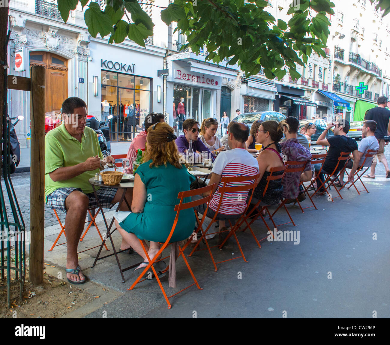 Paris Crowd Sharing Drinks Street High Resolution Stock Photography and ...