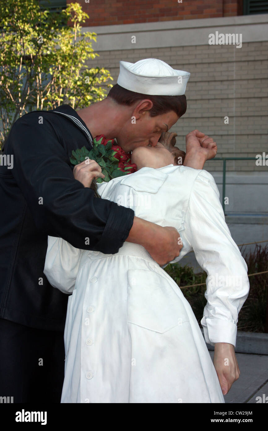 Traveling statue of the famous Kissing Sailor photo on August 14, 1945 ...