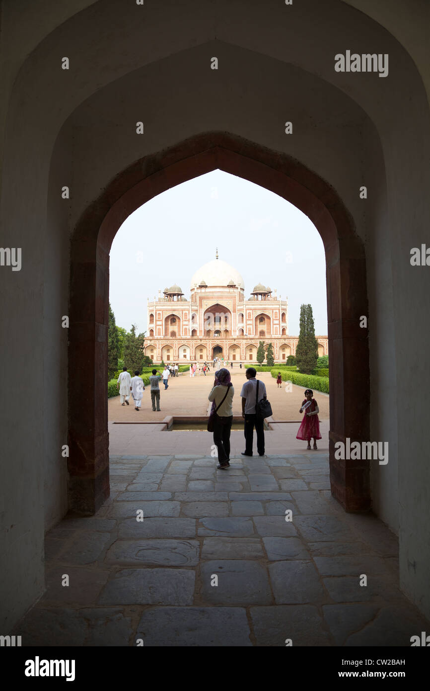 Humayun's tomb viewed through the arch of the entrance gate Stock Photo ...
