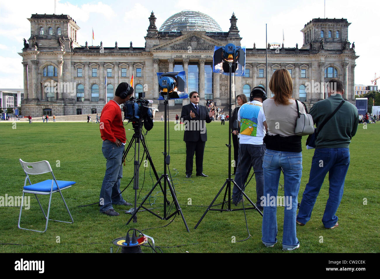 Berlin TV crew waiting outside the Reichstag Stock Photo - Alamy