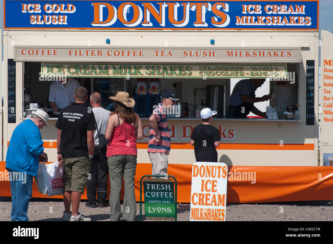 Fast Food Stall Outlet With Customers Stock Photo - Alamy