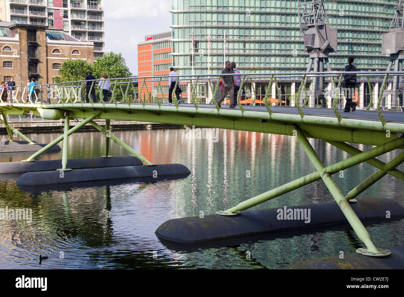 Pontoon bridge between West India Quay and Canary Wharf, Docklands ...