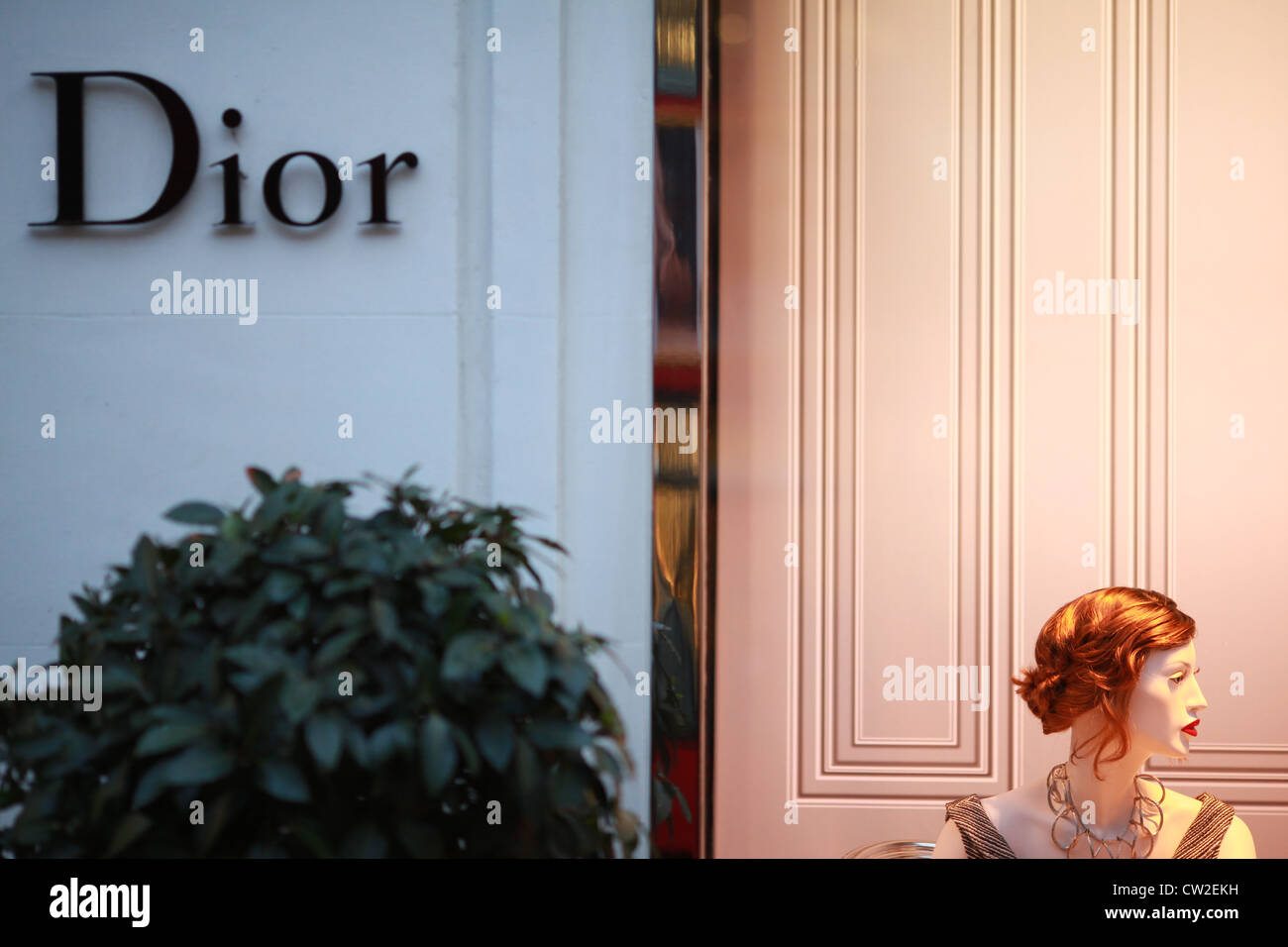 Dior shop front hi-res stock photography and images - Alamy