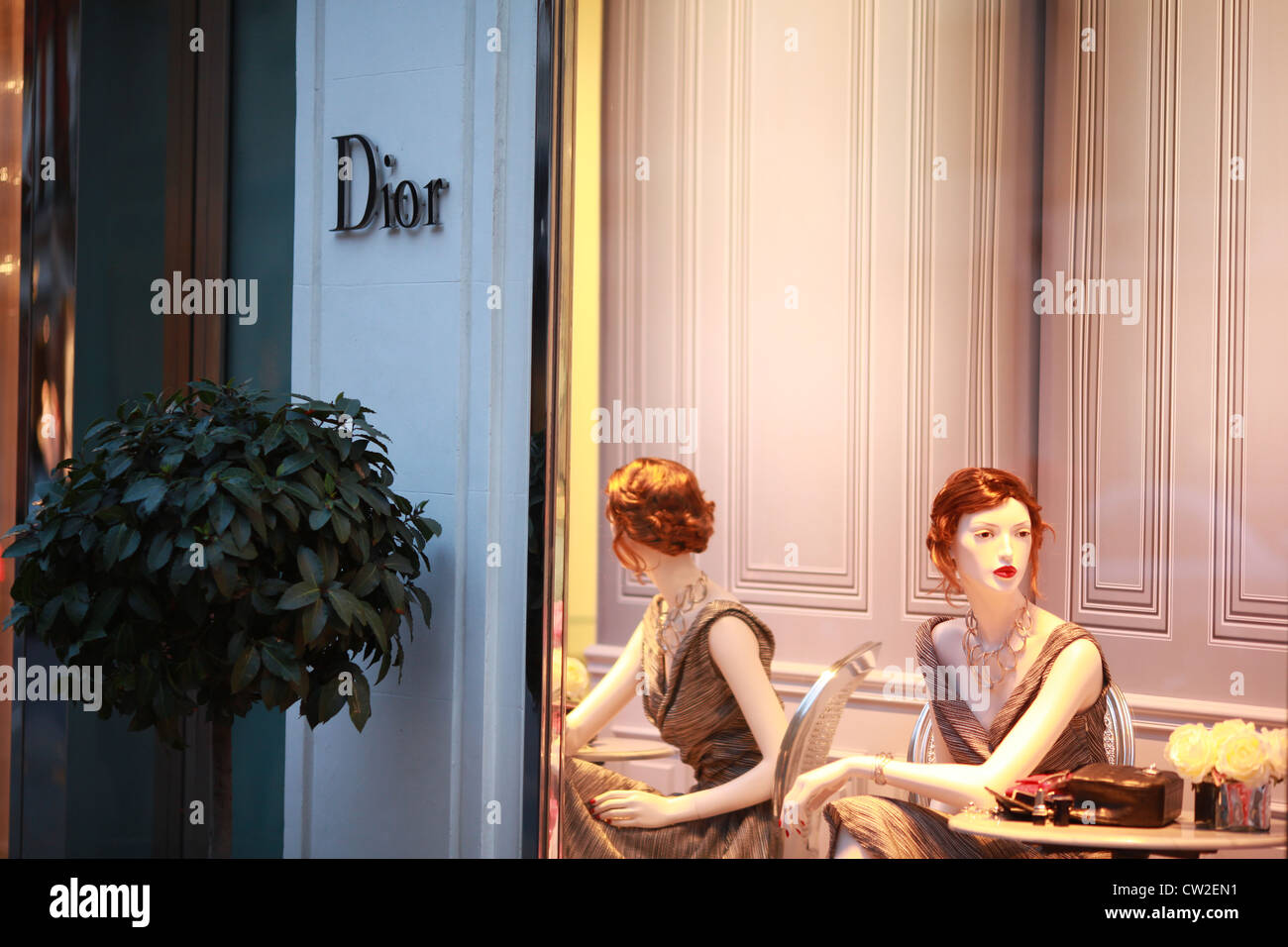 Dior shop front hi-res stock photography and images - Alamy