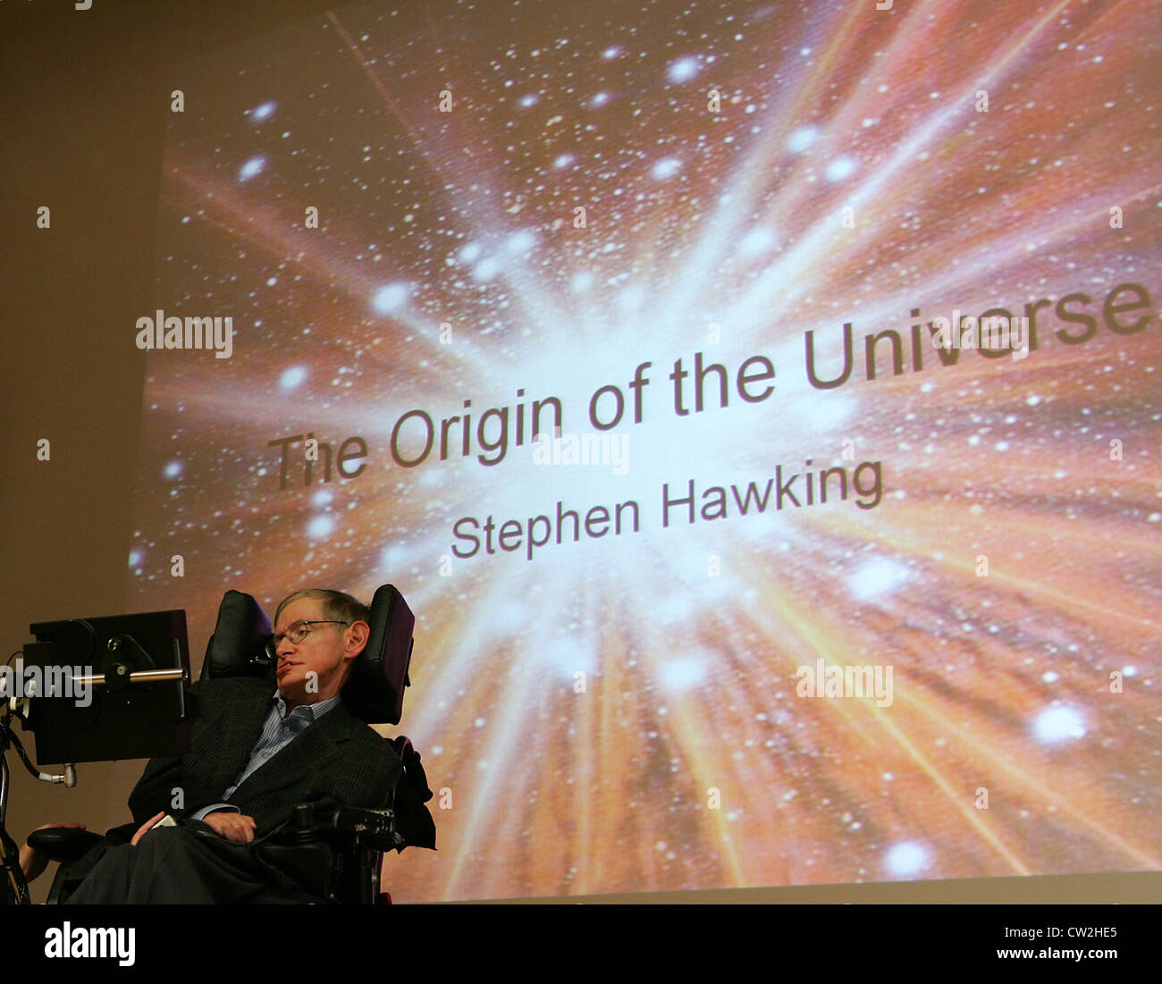 Stephen Hawking reads at the FU Berlin Stock Photo - Alamy