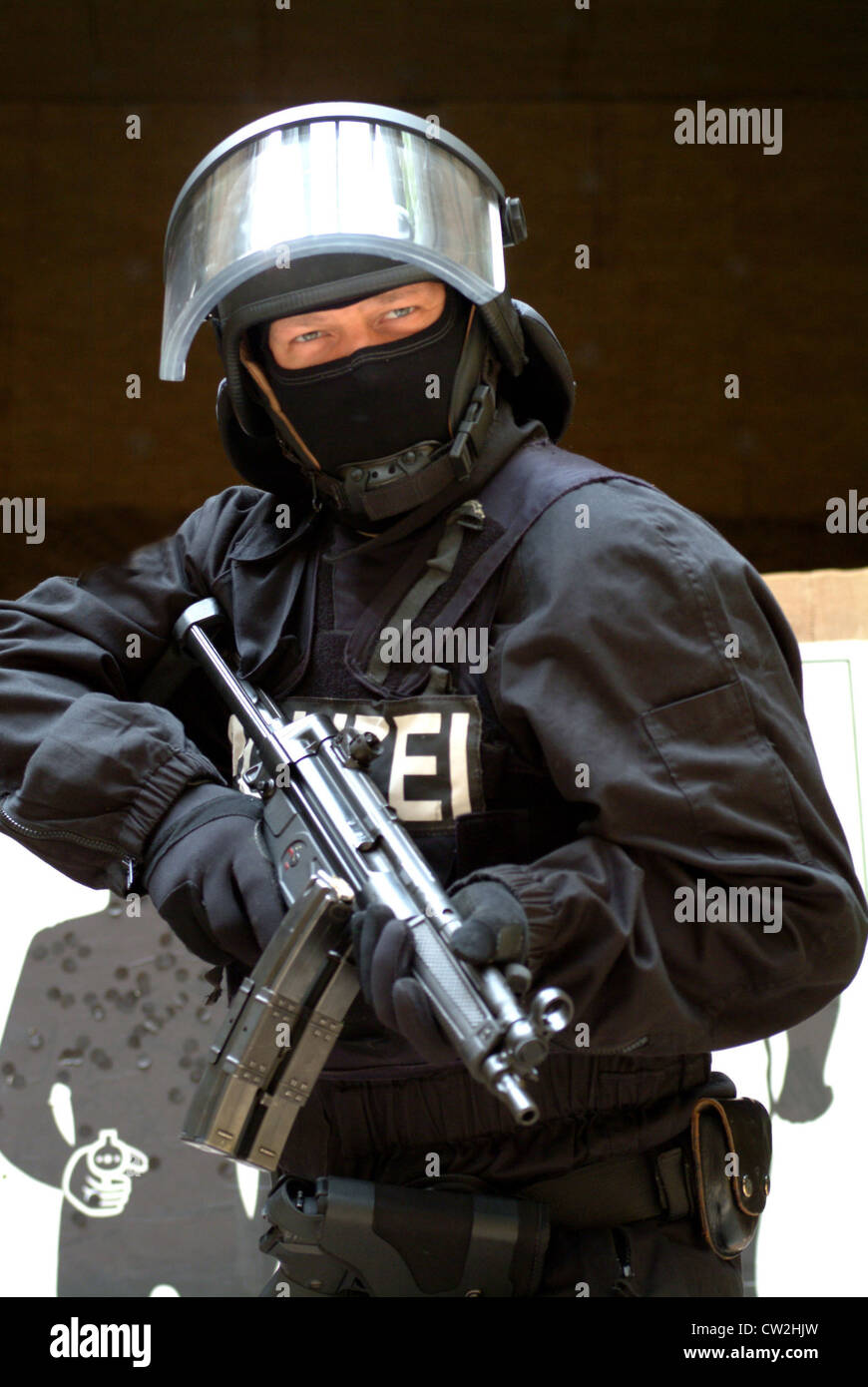 Swat team bulletproof hi-res stock photography and images - Alamy