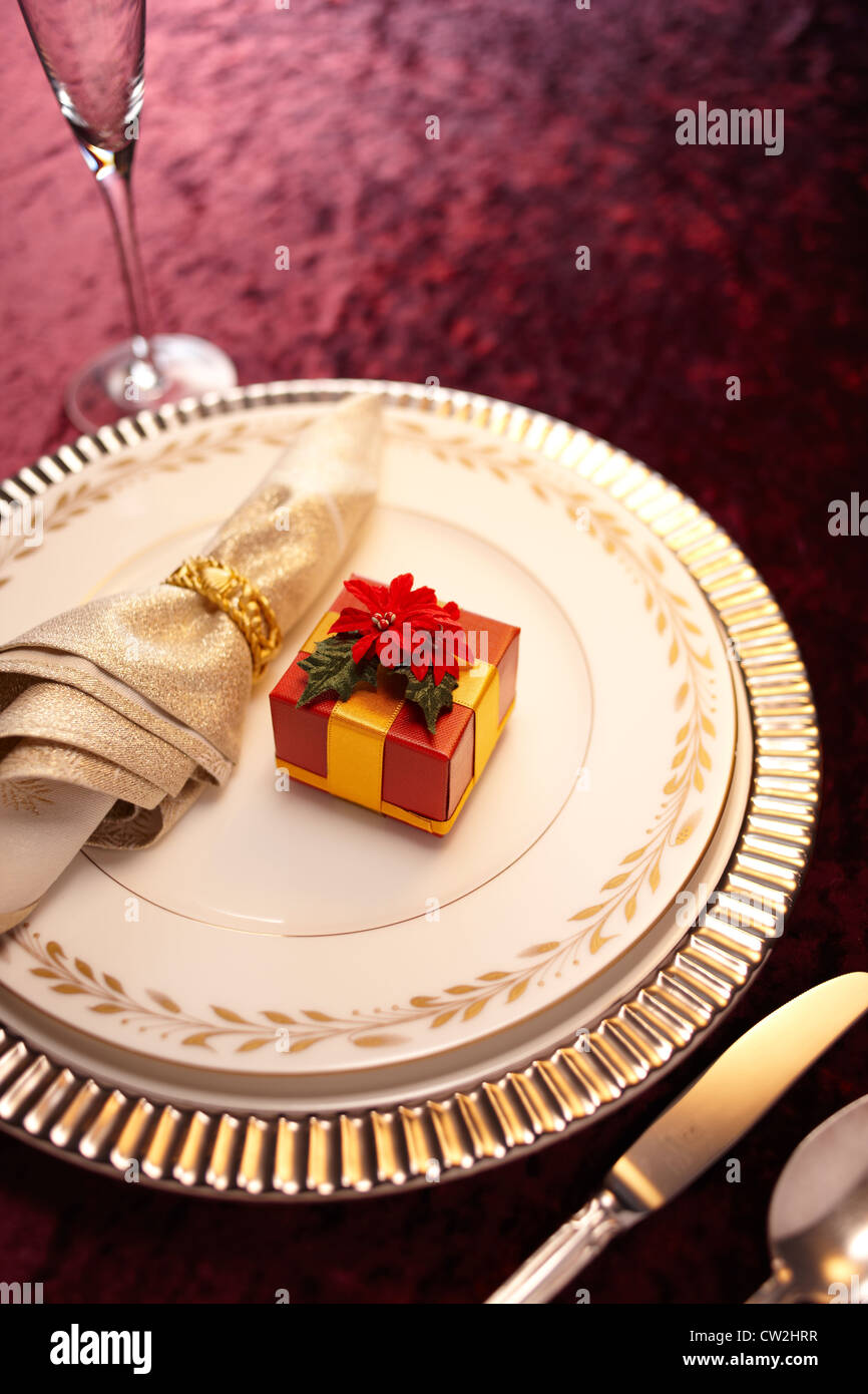 Christmas present on plate Stock Photo - Alamy