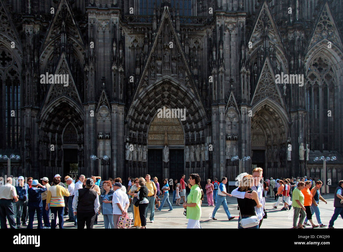 Square in front cologne hi-res stock photography and images - Alamy