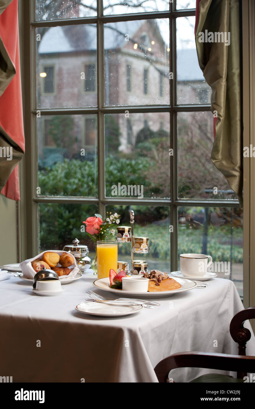 Fine dining table set with dishes in Williamsburg, VA Stock Photo - Alamy