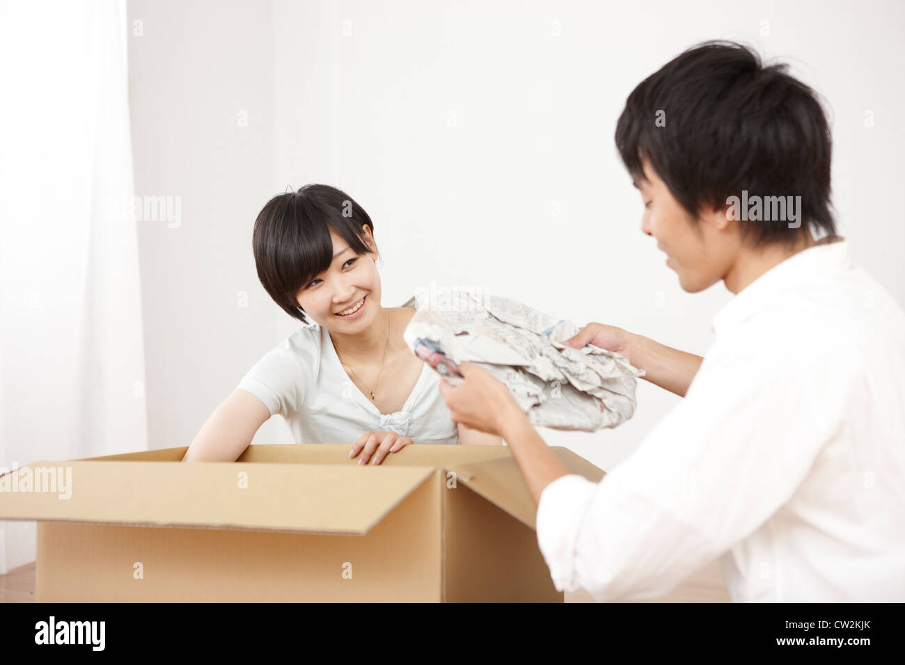 Packing with newspaper hi-res stock photography and images - Alamy
