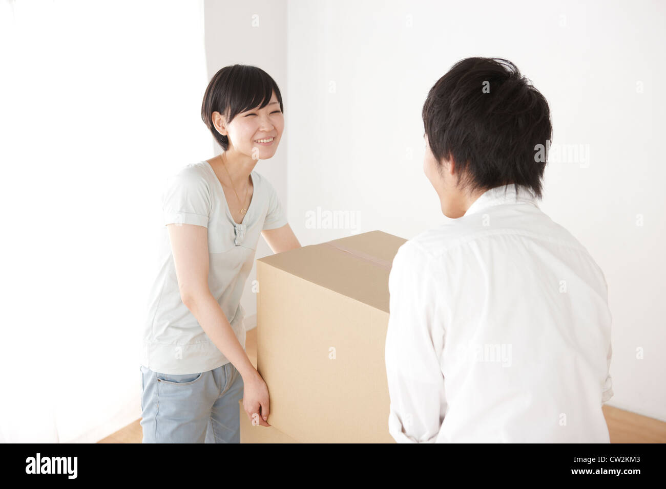Couple moving cardboard box Stock Photo - Alamy