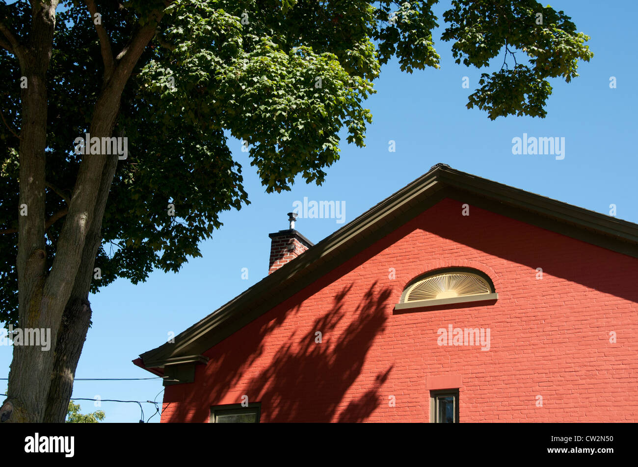 Red brick colonial house hi-res stock photography and images - Alamy