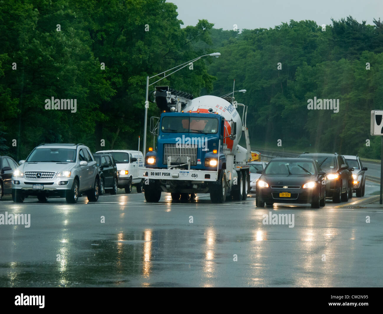 Traffic rainy day cars trucks hi-res stock photography and images - Alamy