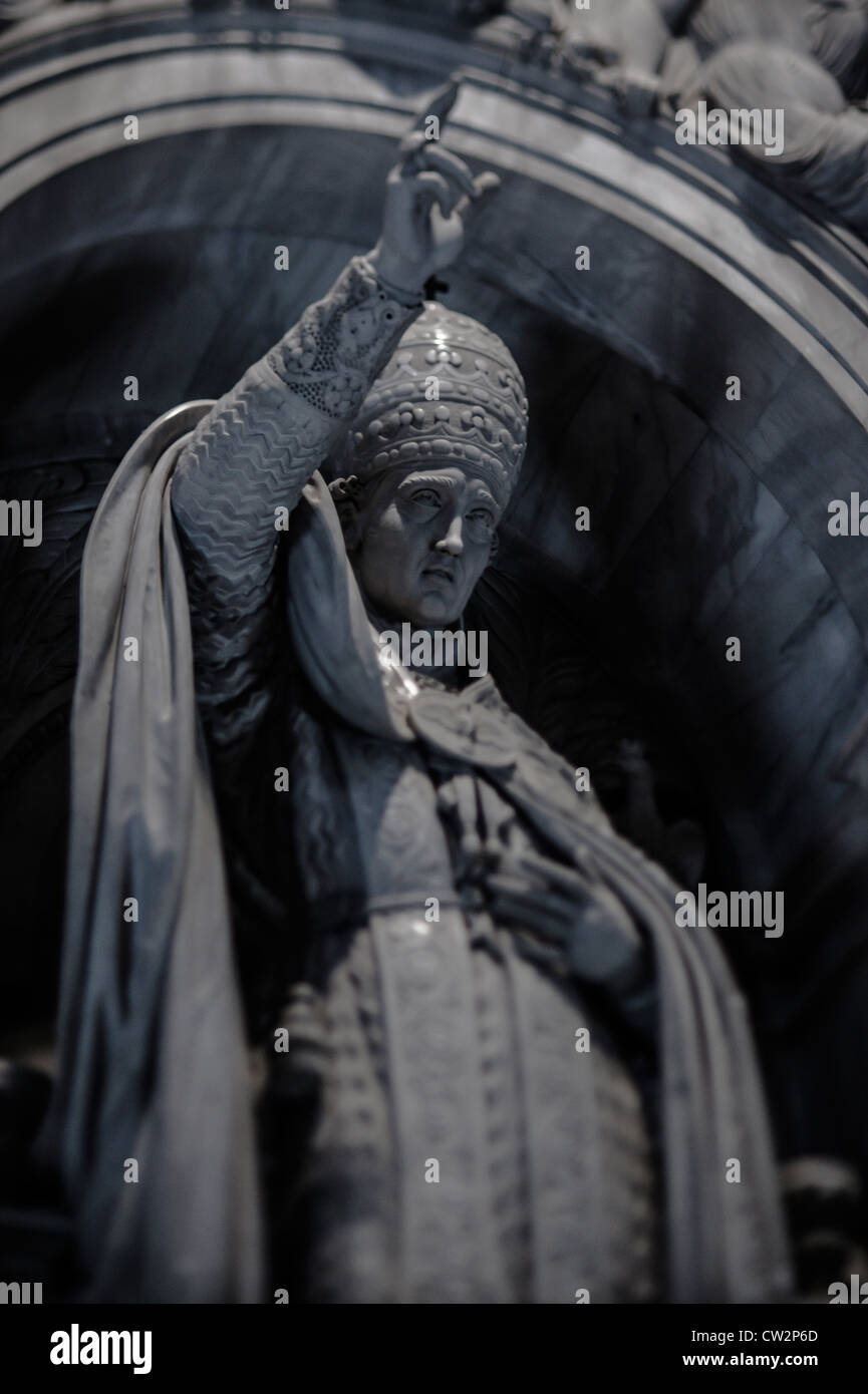 Pope leo st peter's basilica hi-res stock photography and images - Alamy