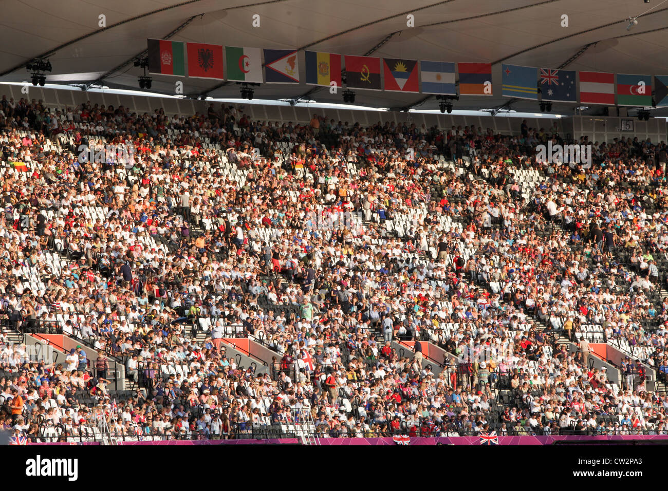 Crowds in stands olympic stadium hi-res stock photography and images ...