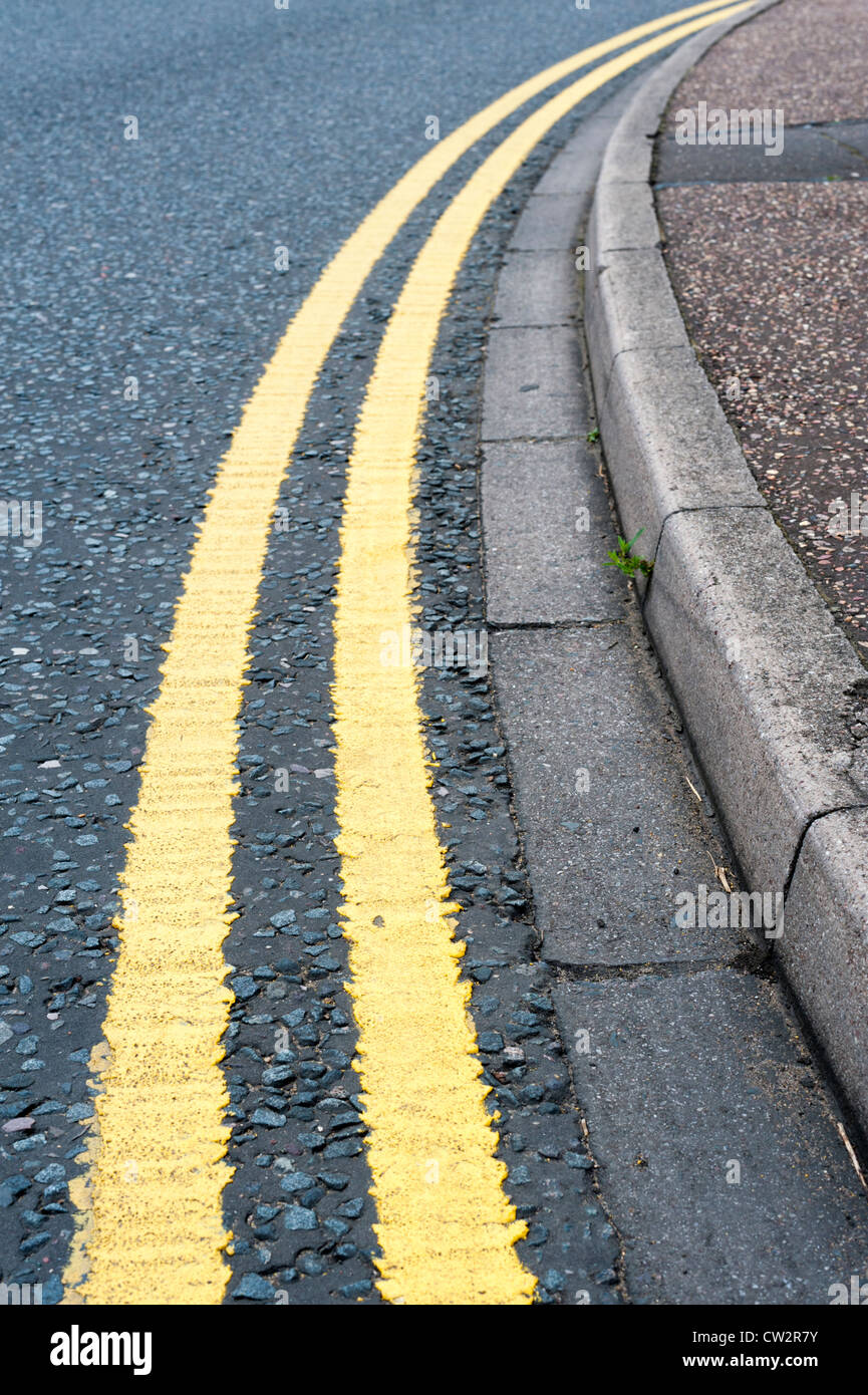 Yellow lines on the road hi-res stock photography and images - Alamy