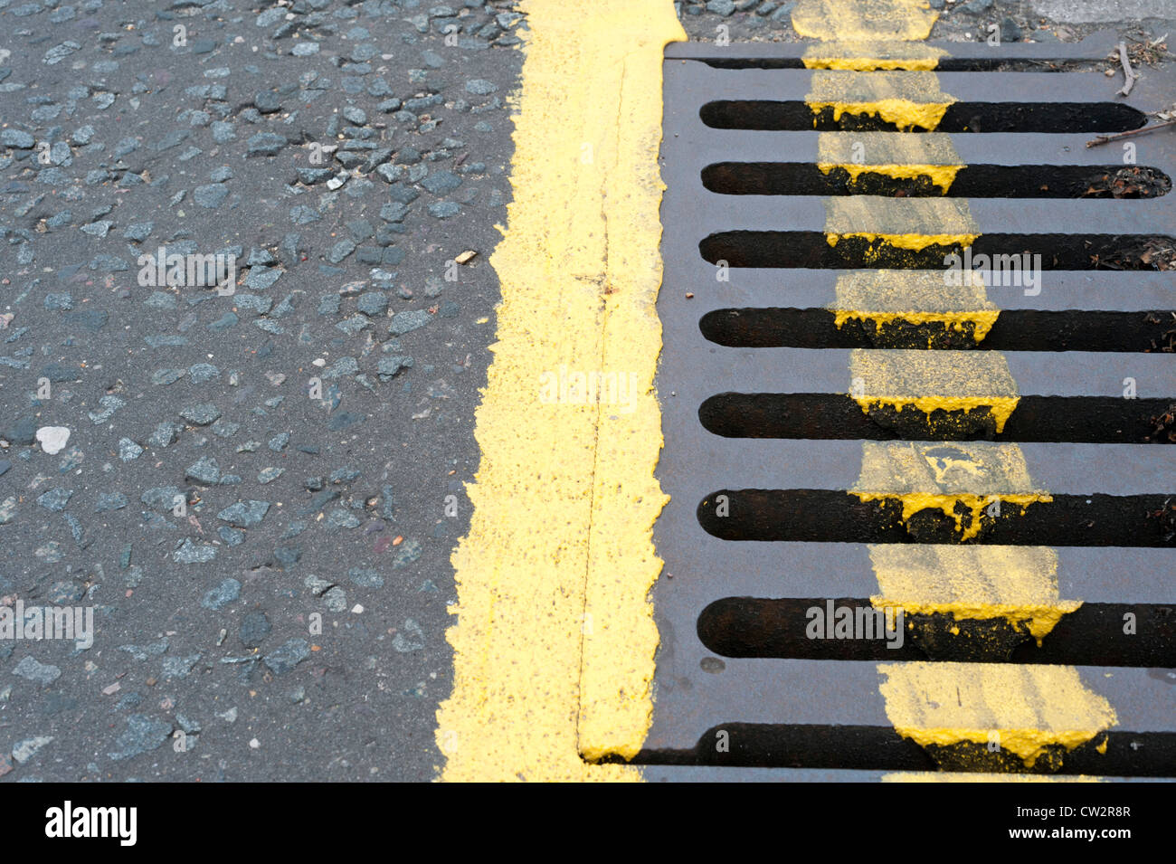 Yellow lines on the road hi-res stock photography and images - Alamy