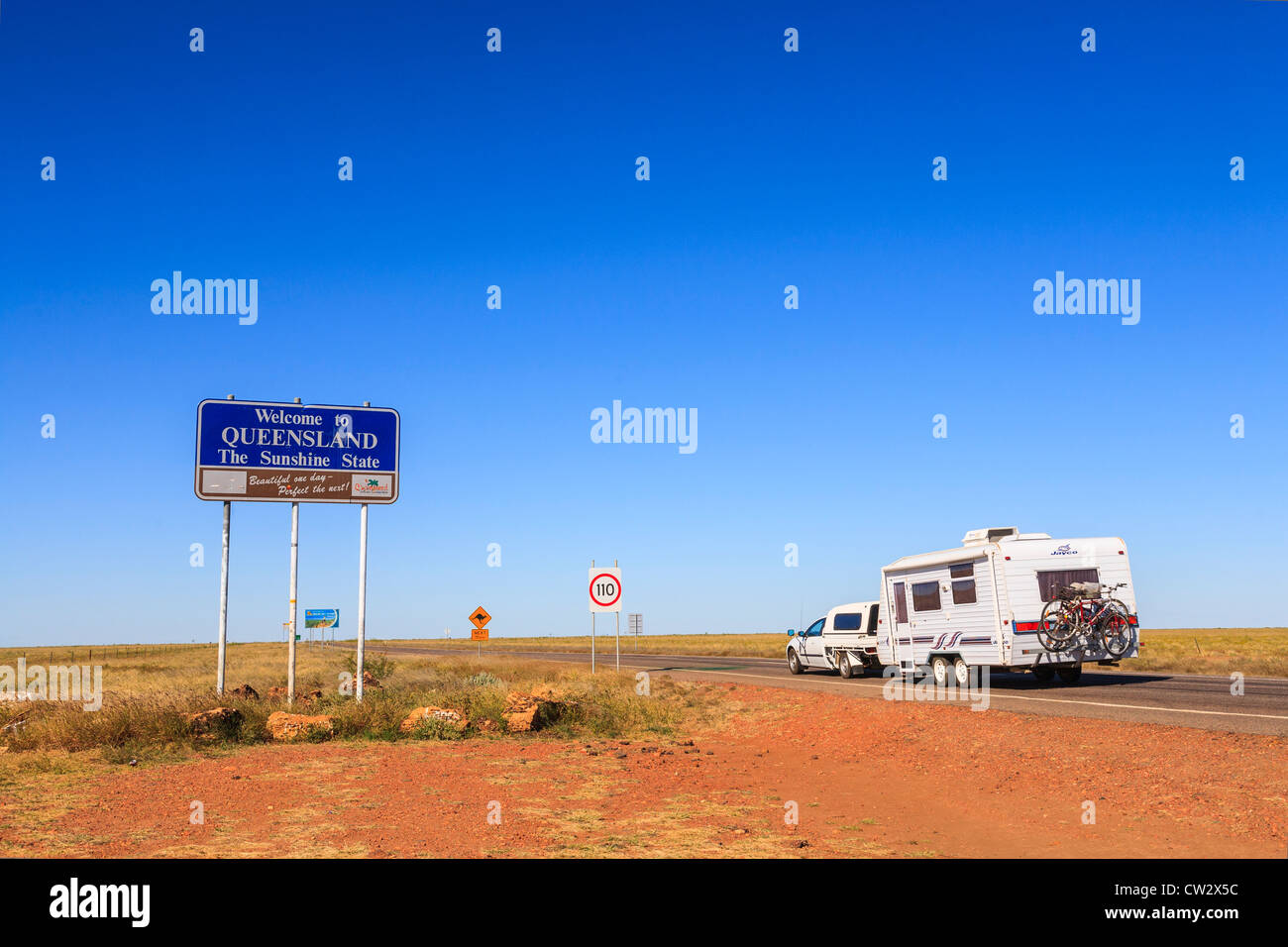 Welcome to Queensland sign at state border between NT and QLD Stock ...