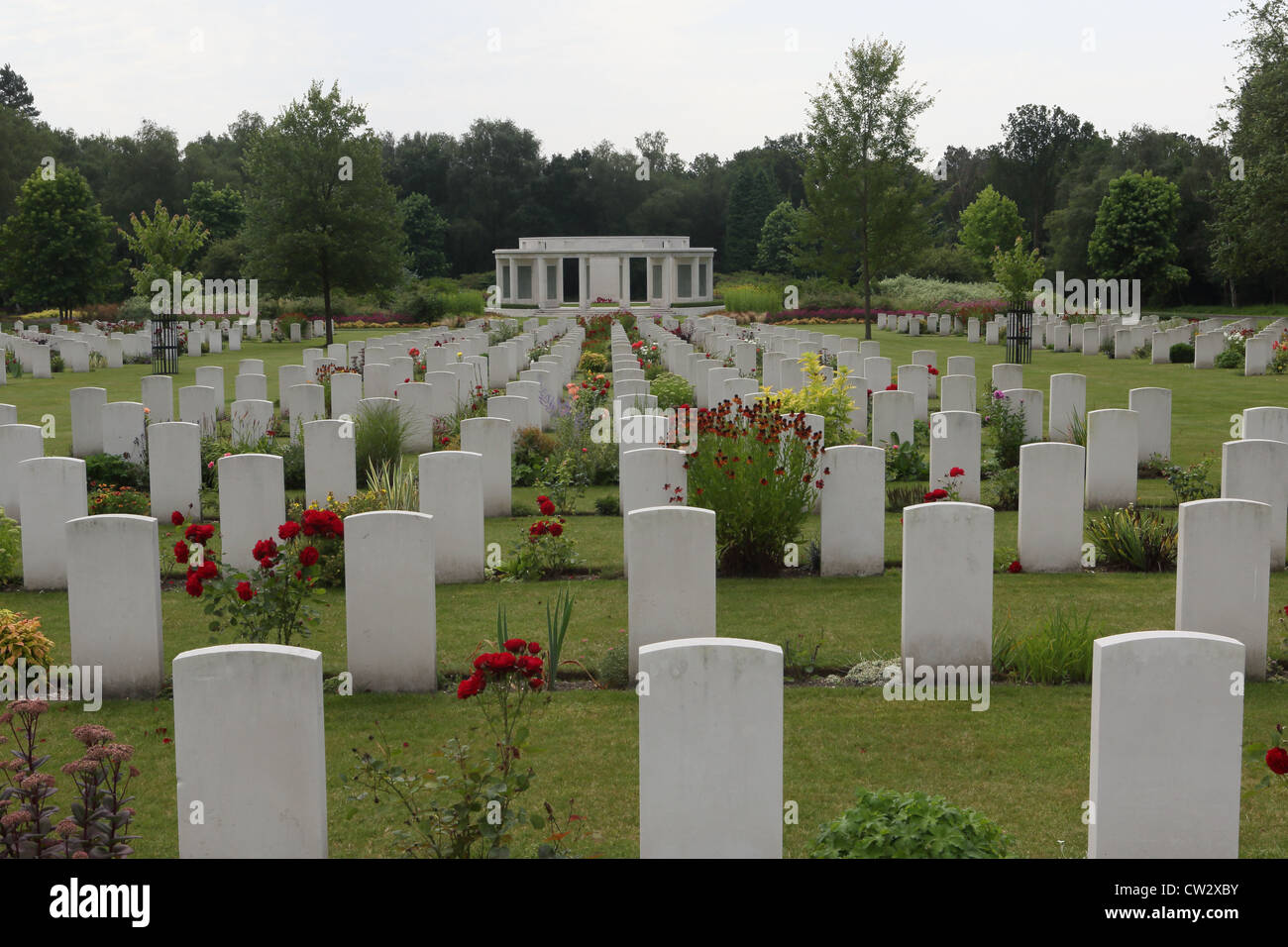 Cemetery flowers around graves hi-res stock photography and images - Alamy