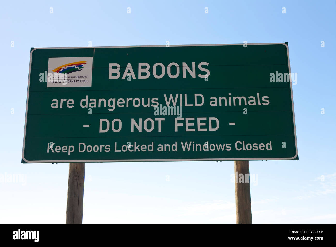 Sign waring tourists of the dangers of BABOONS at Table Mountain ...