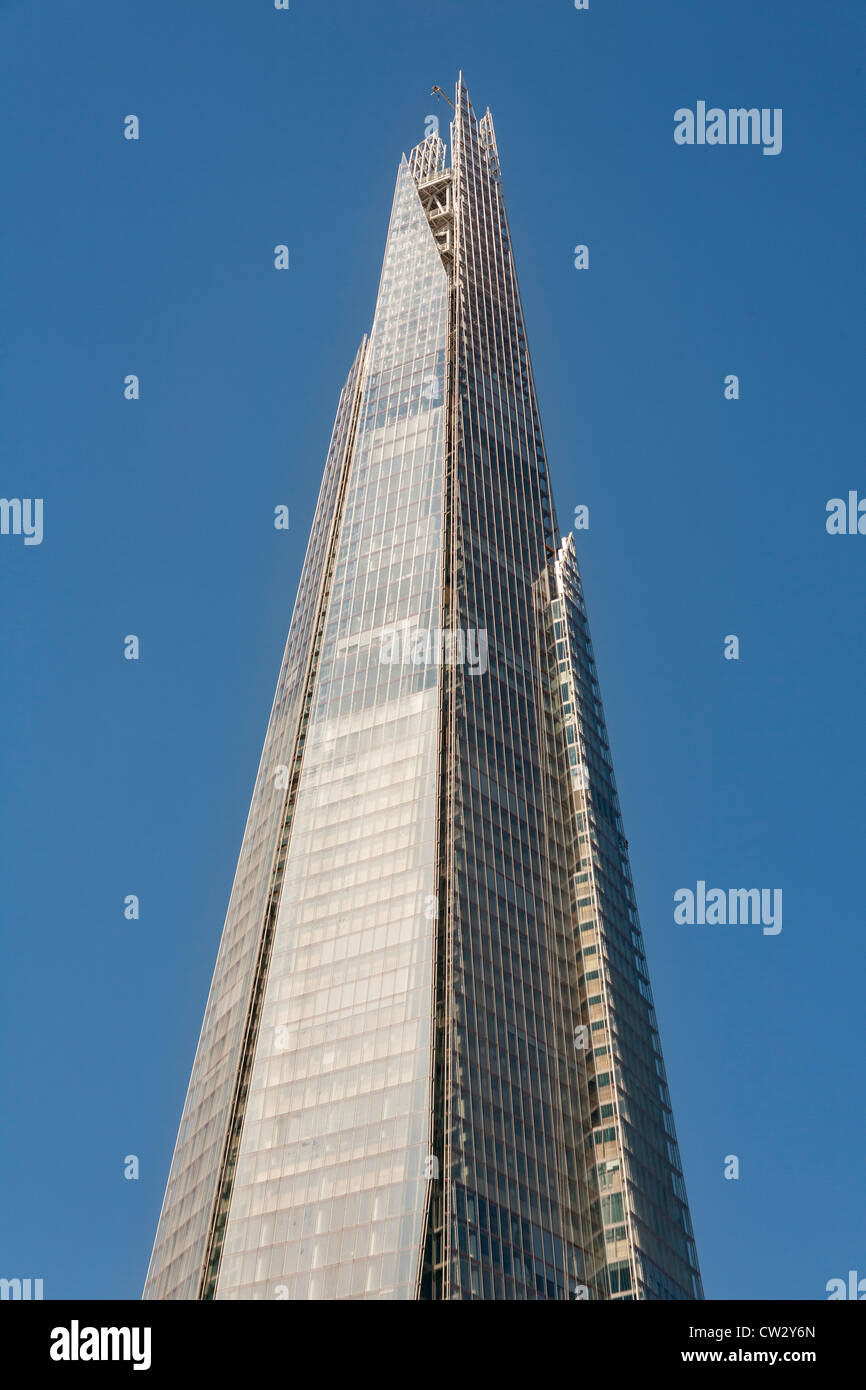 Londons new iconic landmark the shard of glass hi-res stock photography ...