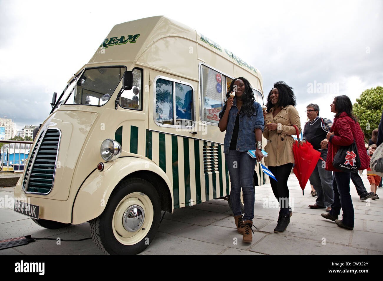 Morris van hi-res stock photography and images - Alamy