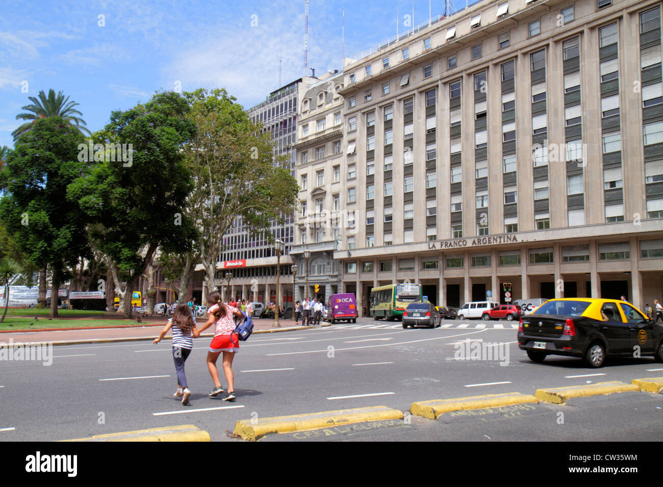Busy street scene historic building hi-res stock photography and images ...