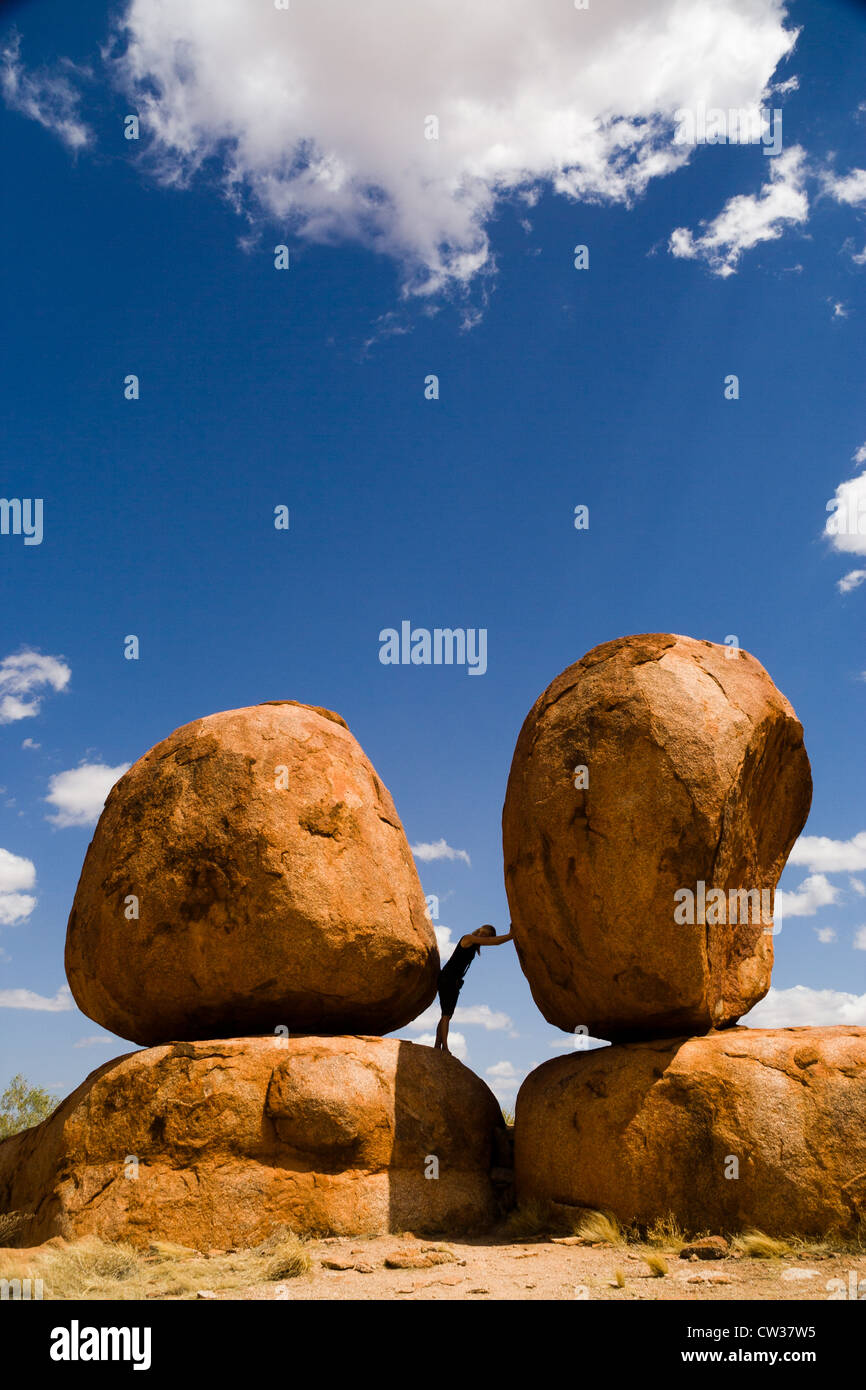 Granite boulders in the devils marbles conservation reserve hi-res ...
