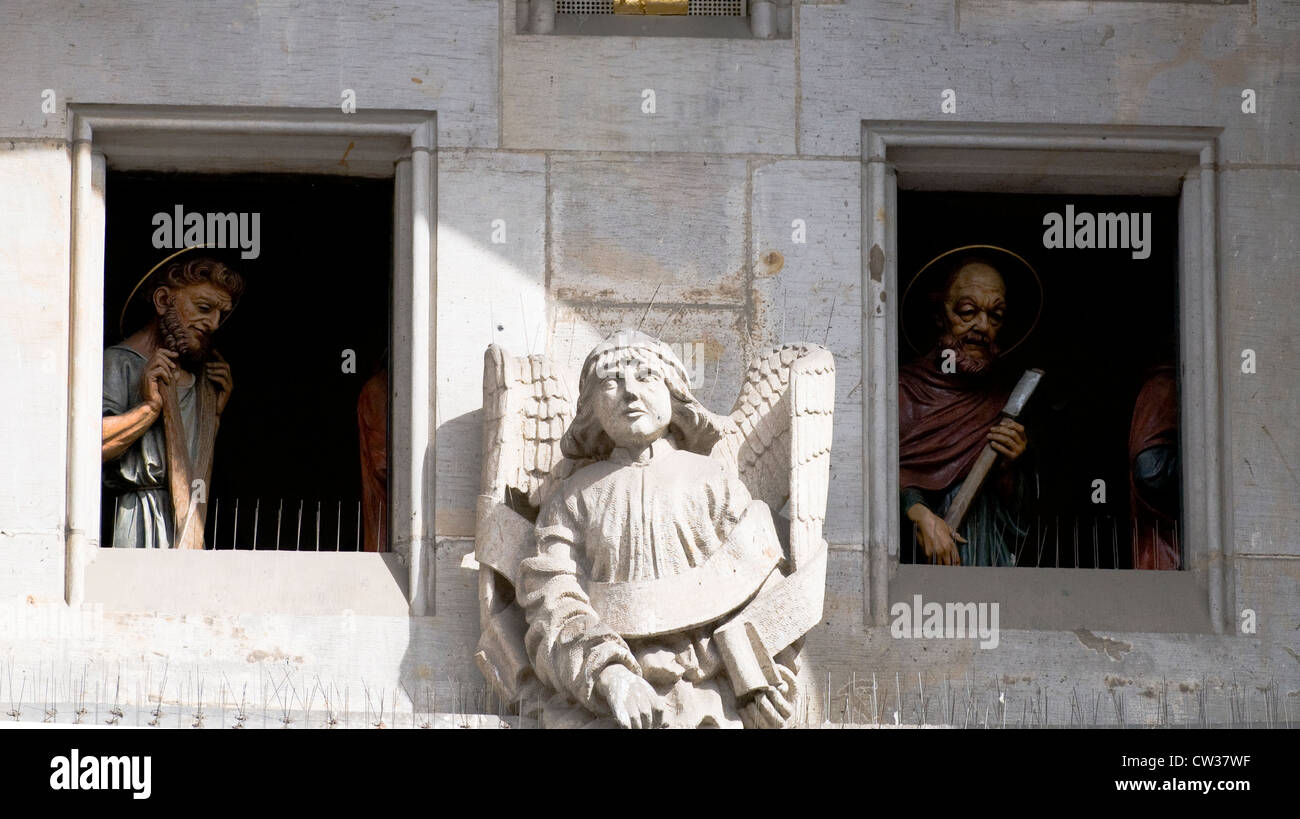 Clock with moving figures hi-res stock photography and images - Alamy