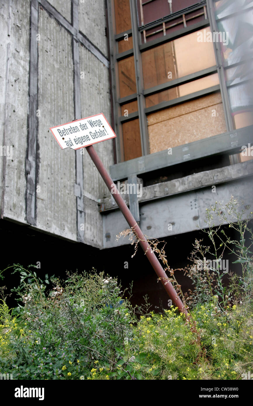 Concrete buildings stop sign hi-res stock photography and images - Alamy