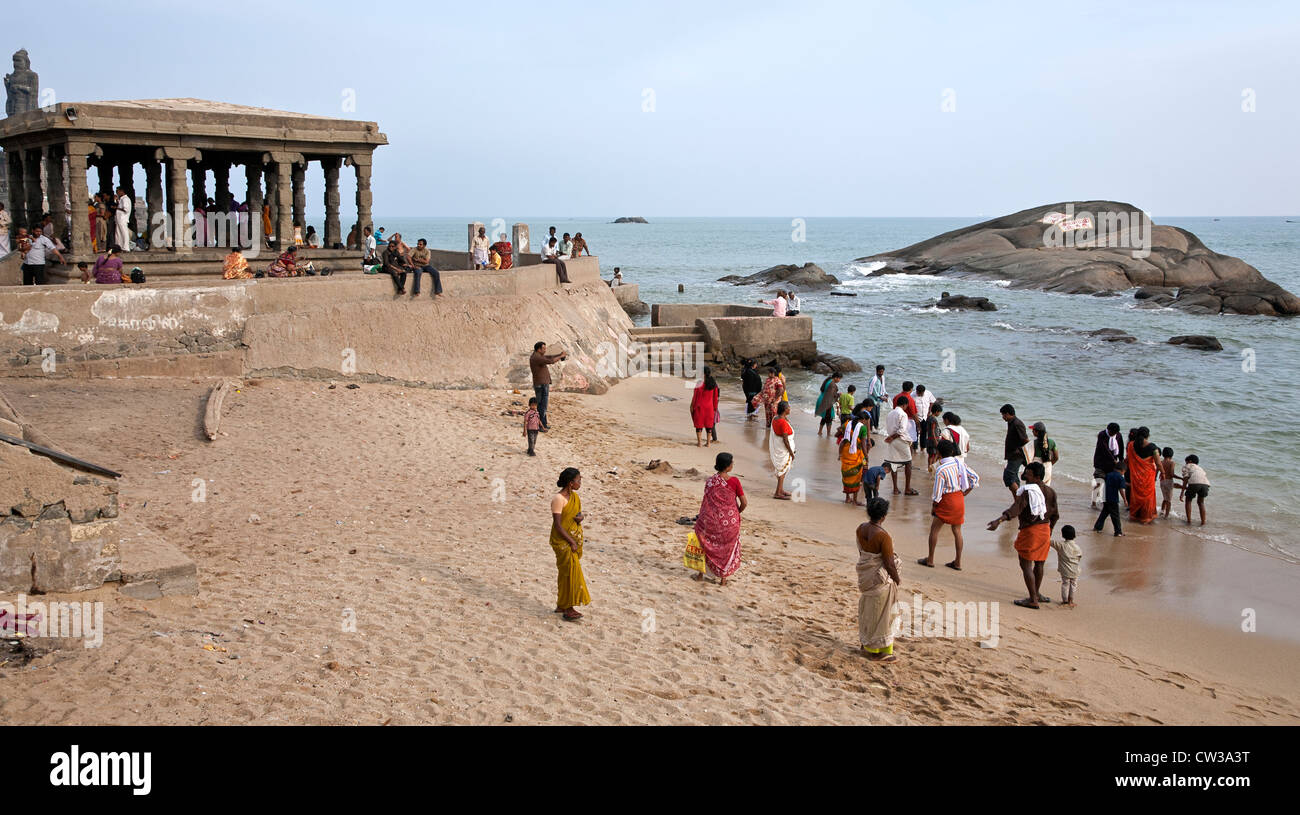 Hindu pilgrims at Kanyakumari. Cape Comorin. India Stock Photo - Alamy