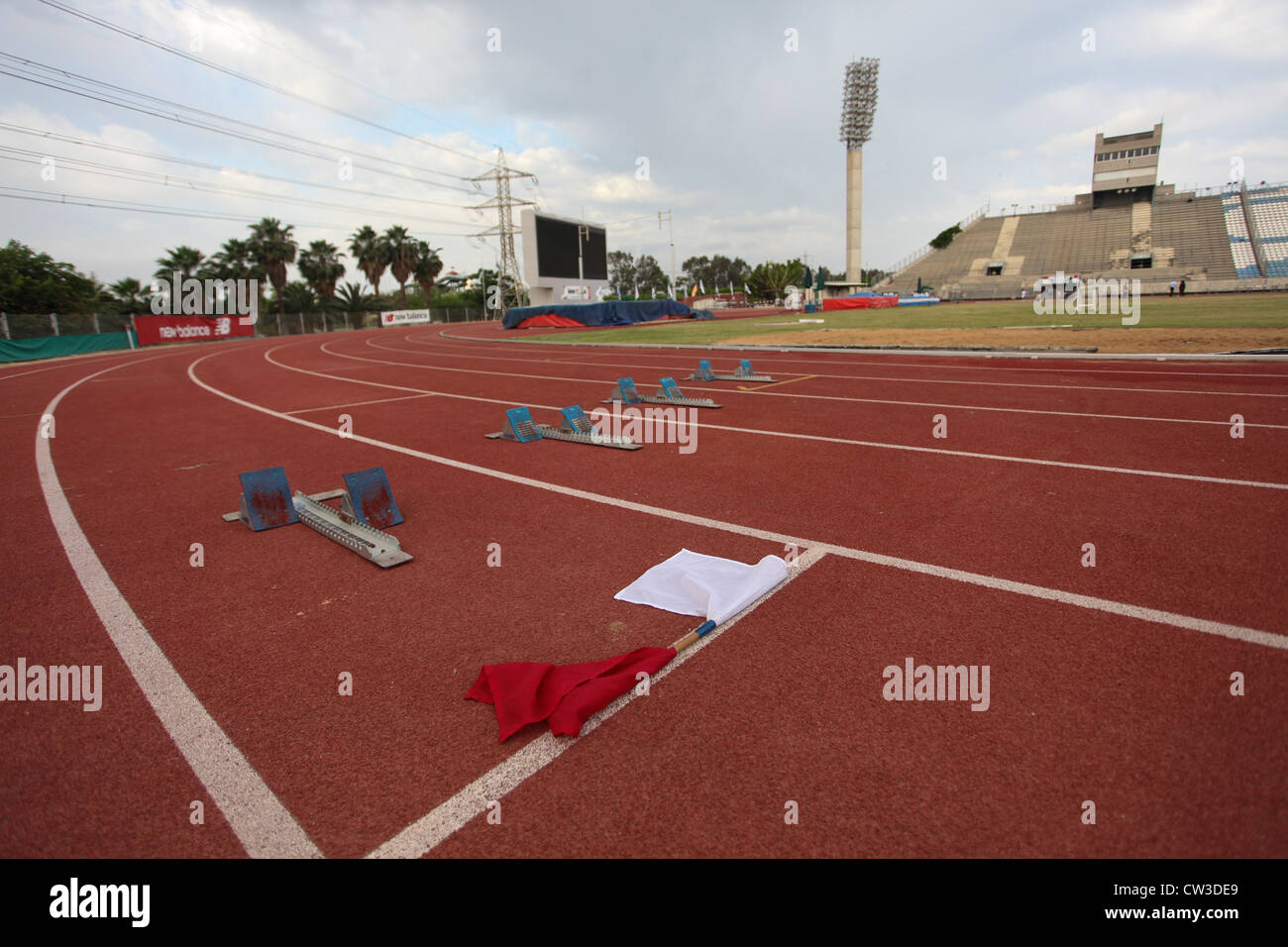 Empty race track Stock Photo - Alamy
