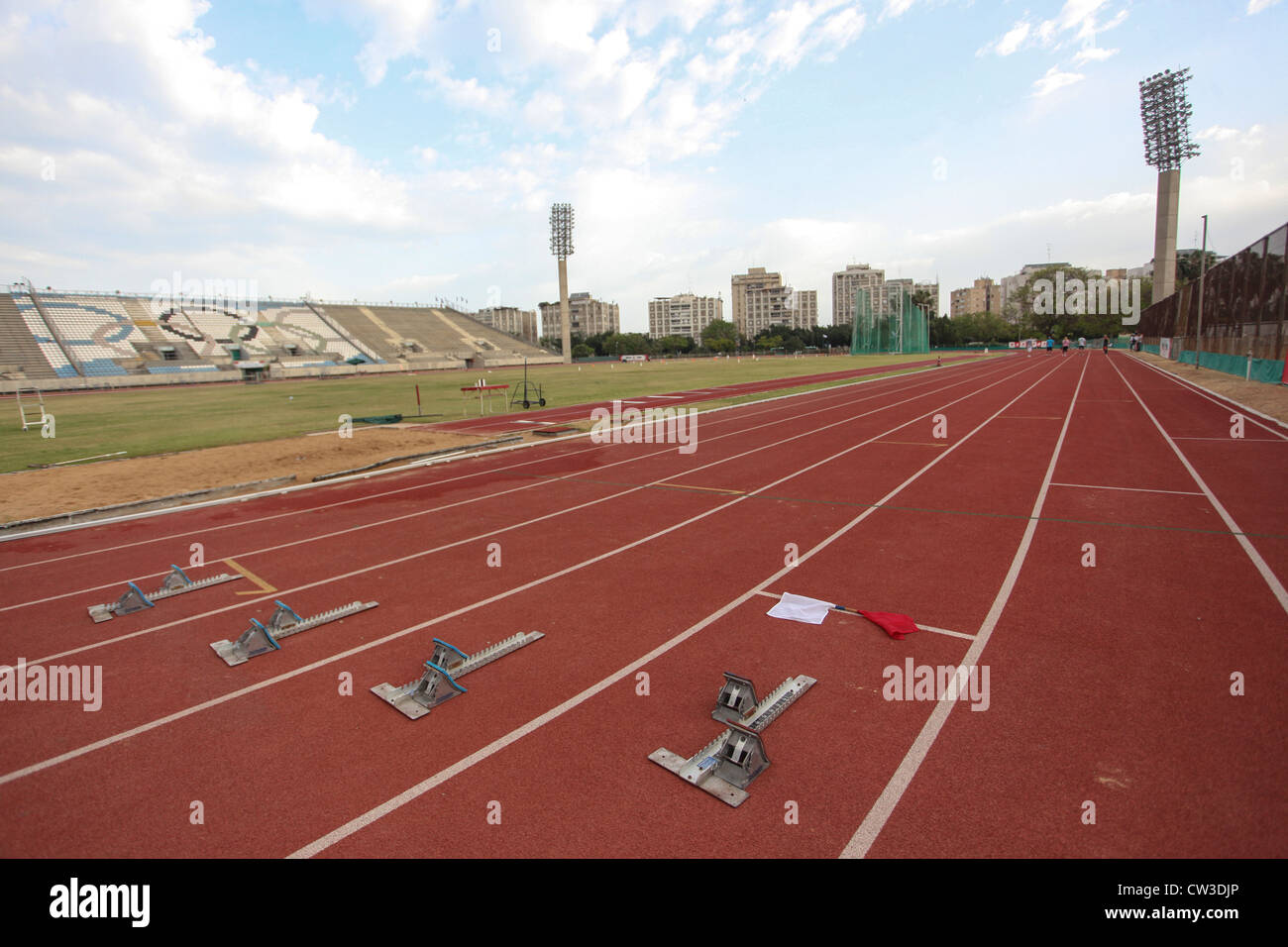 Empty race track Stock Photo - Alamy