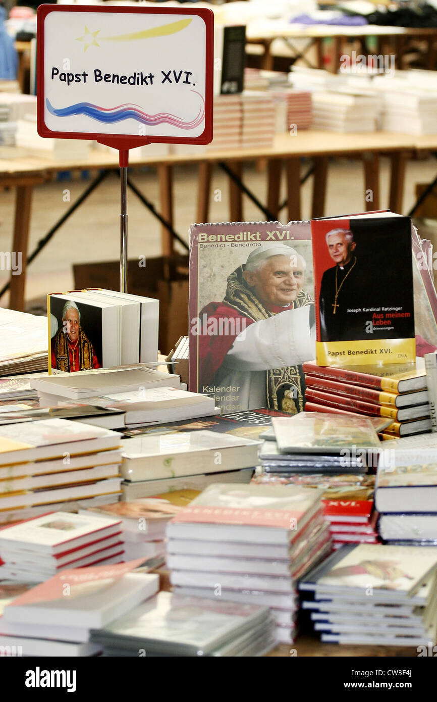 Books by Pope Benedict XVI Stock Photo - Alamy