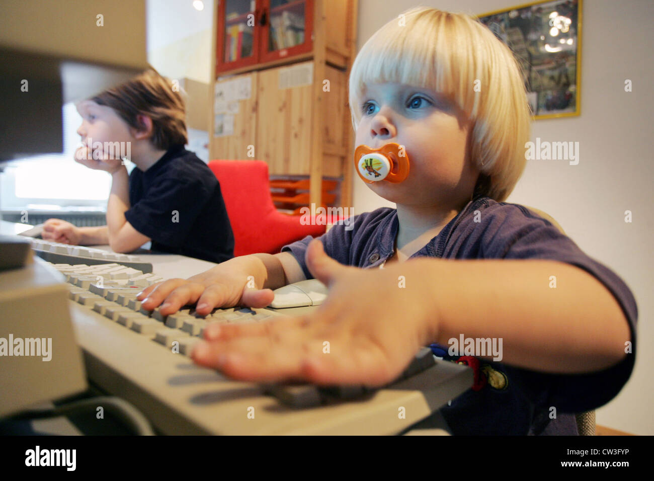 Boys computer sitting hi-res stock photography and images - Alamy
